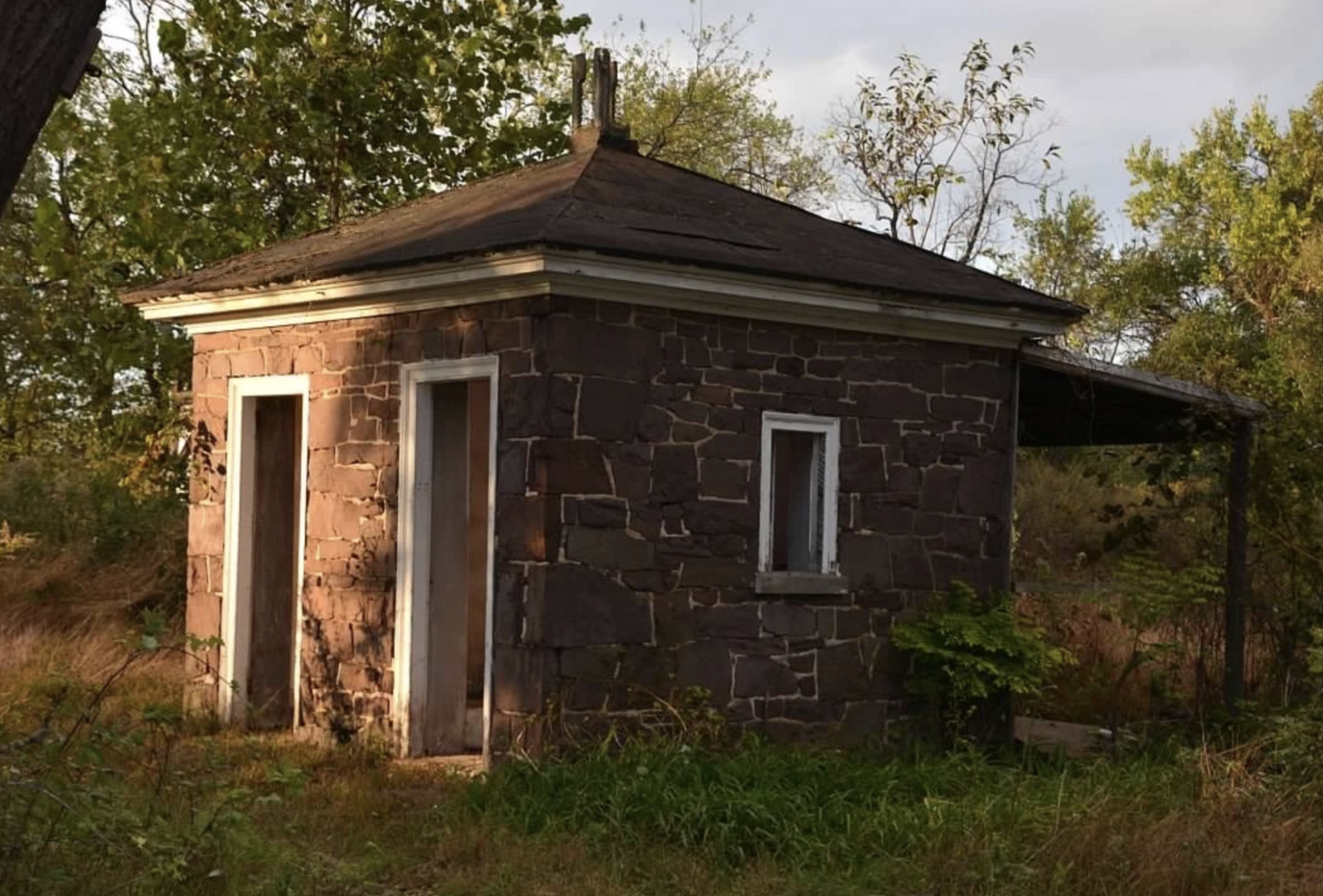 Free House - The Hood Mansion