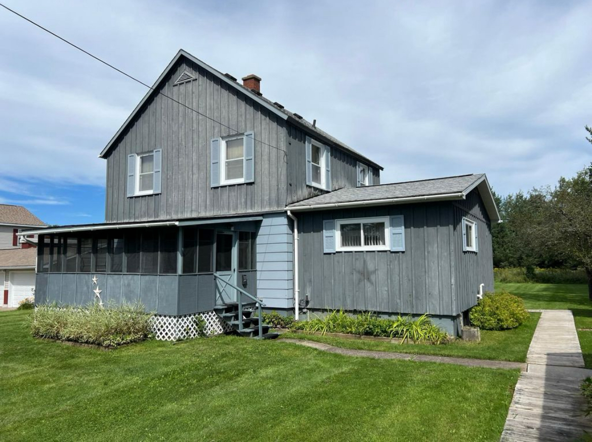 c.1950 Rustic Michigan Home on Half Acre on the Upper Peninsula $138,900