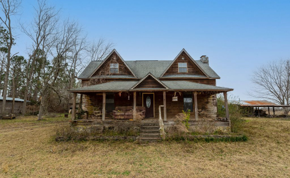 Circa 1916 Georgia Farmhouse For Sale on 2.5 Acres $99,000
